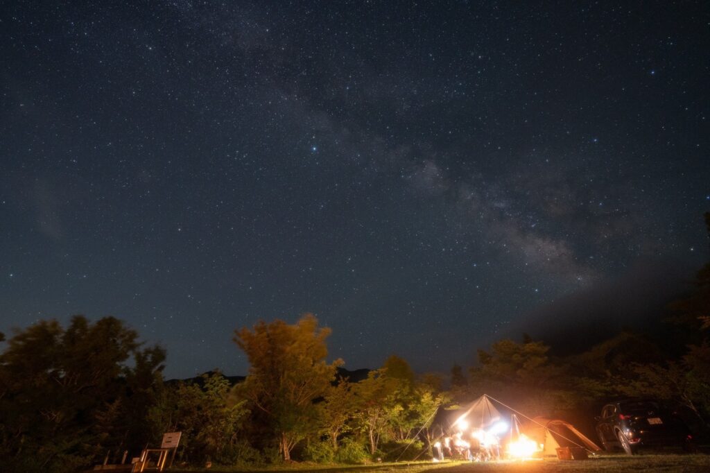 【星の軌跡】インターバル撮影とは？星を線に写す撮影方法！ミラーレス一眼カメラ初心者│YOGON-Photograph